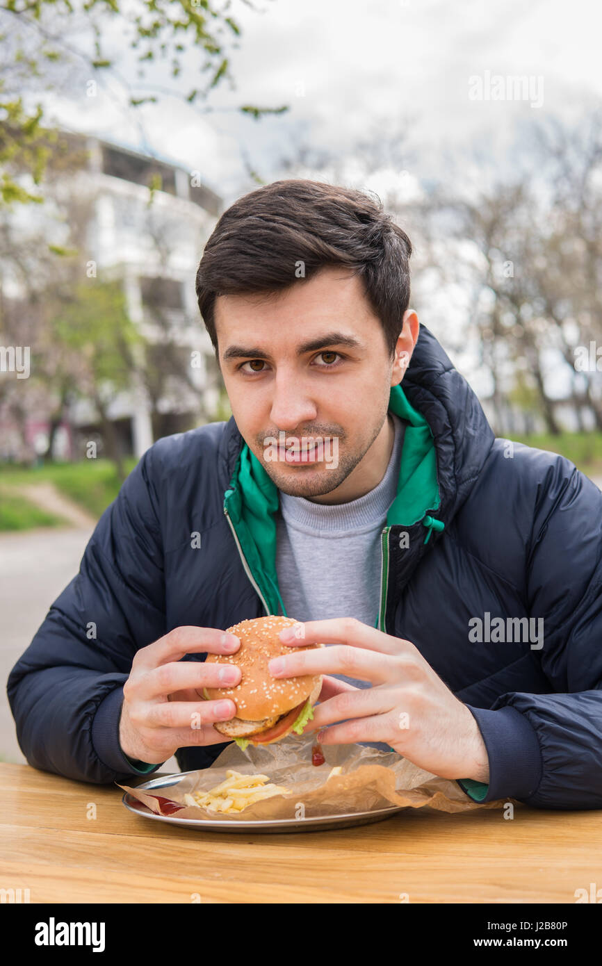 Man eating a burger hi-res stock photography and images - Alamy