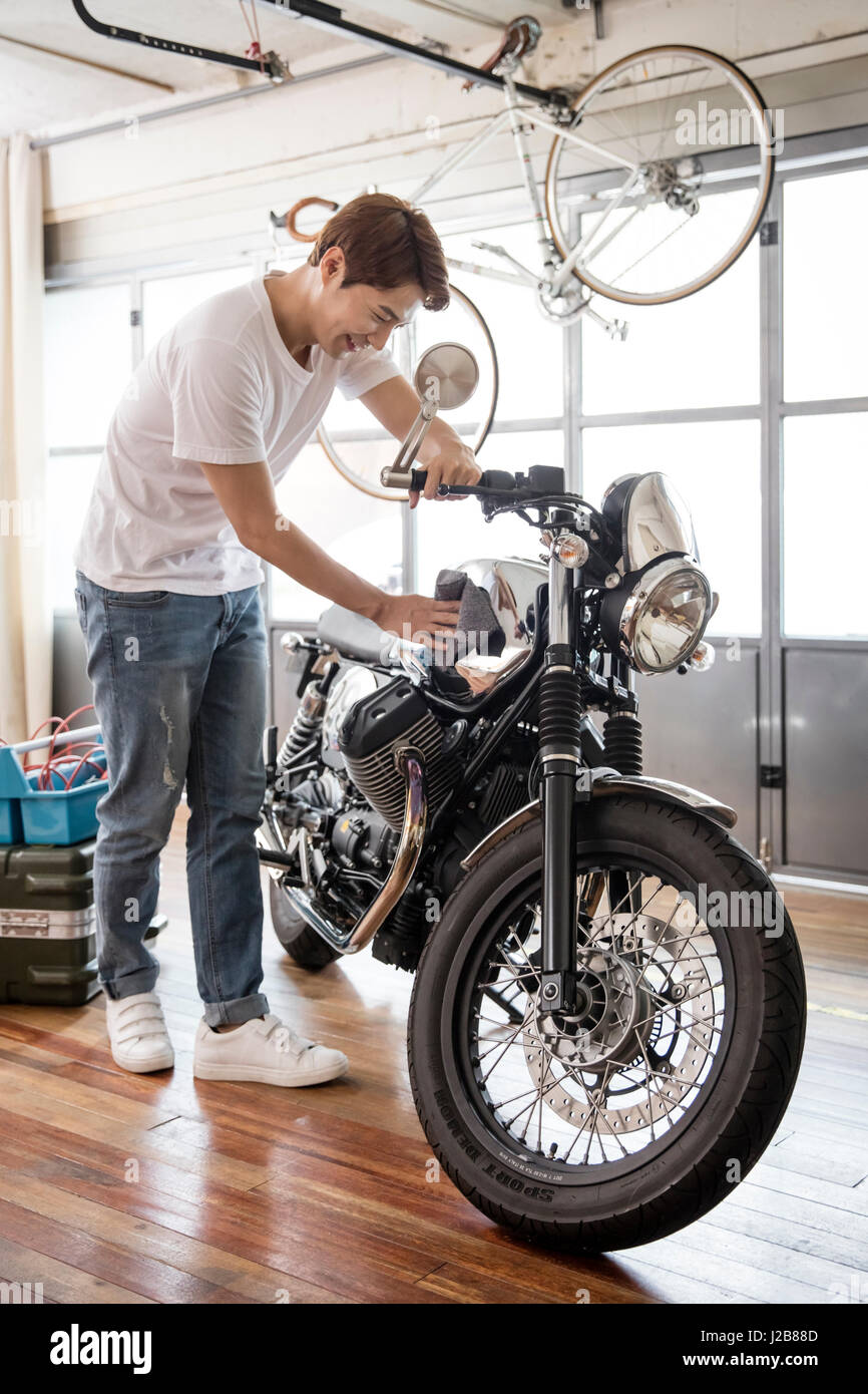 Man cleaning motorcycle hi-res stock photography and images - Alamy