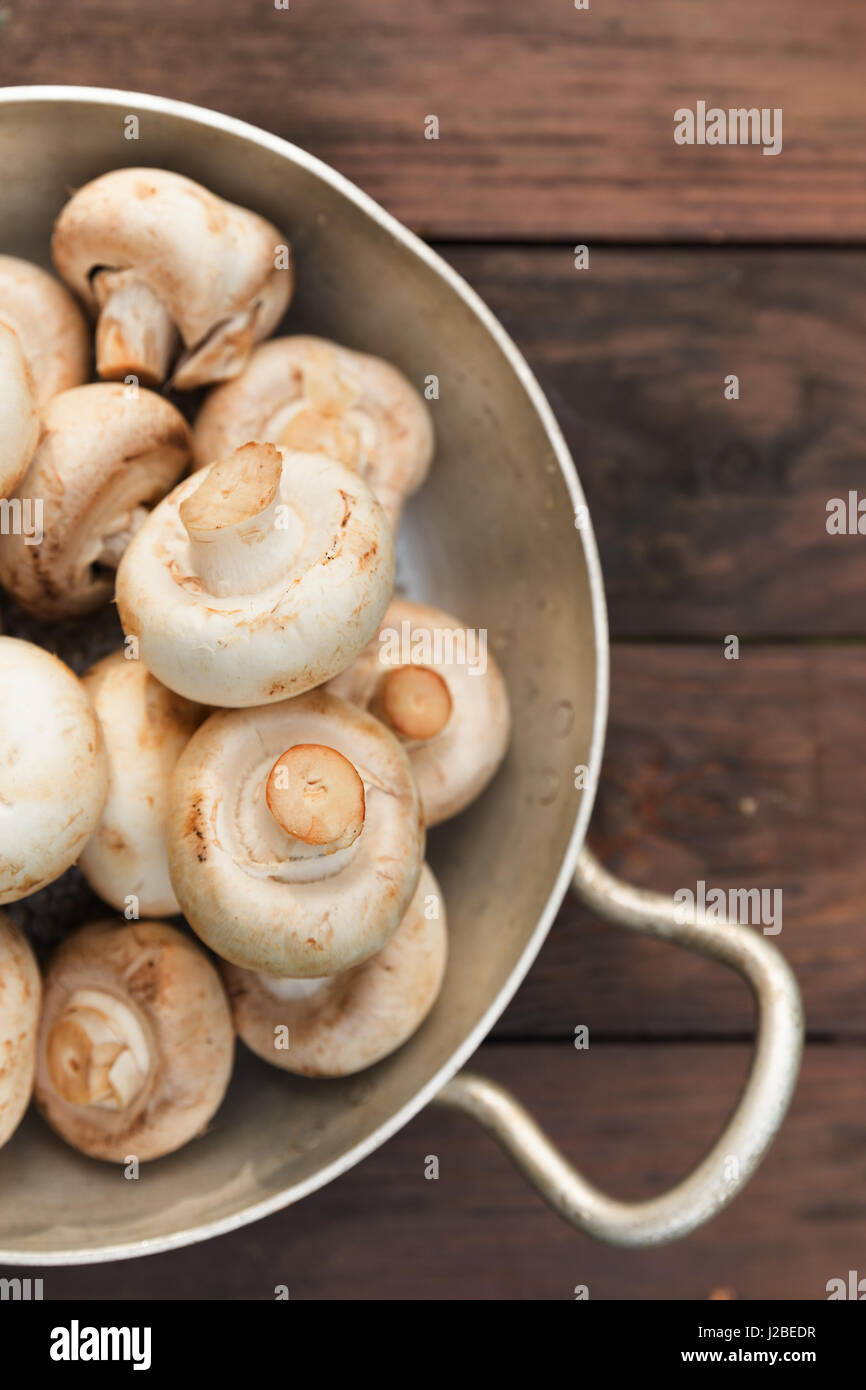 champignons portobello mushrooms in pan on a wooden background Stock ...