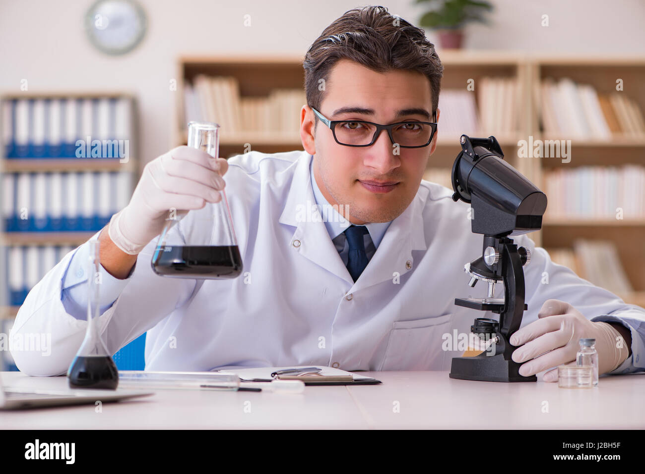 Laboratory assistan hi-res stock photography and images - Alamy