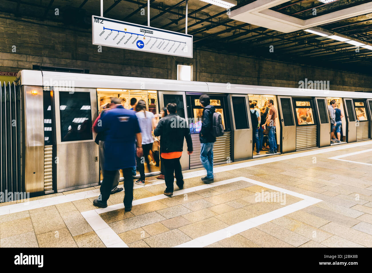 Train metro station crowd hi-res stock photography and images - Alamy