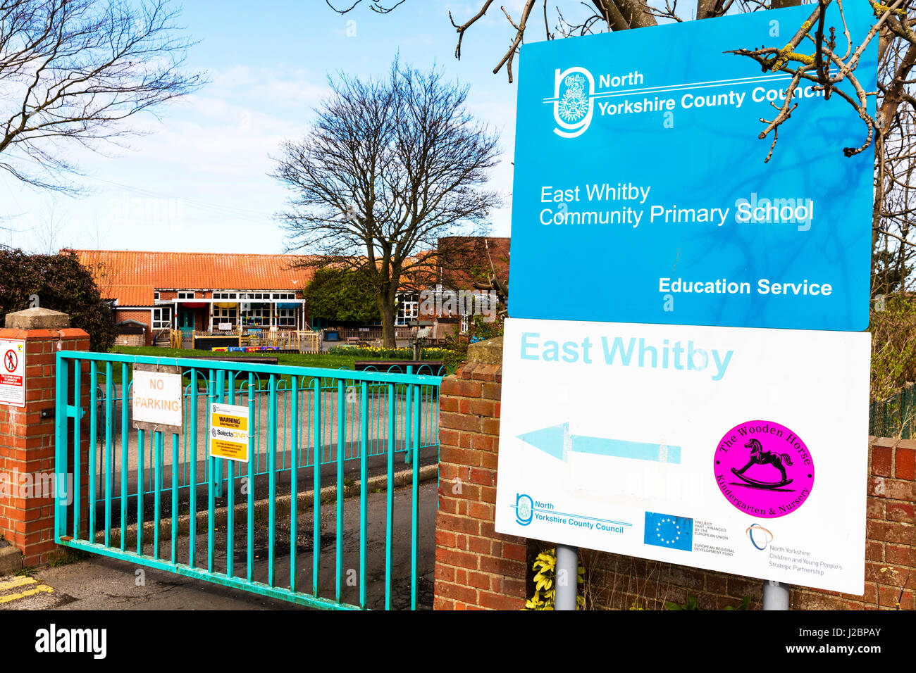 School building exterior hi-res stock photography and images - Alamy