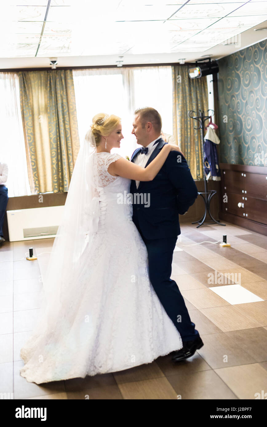 Wedding couple and their first dance Stock Photo - Alamy