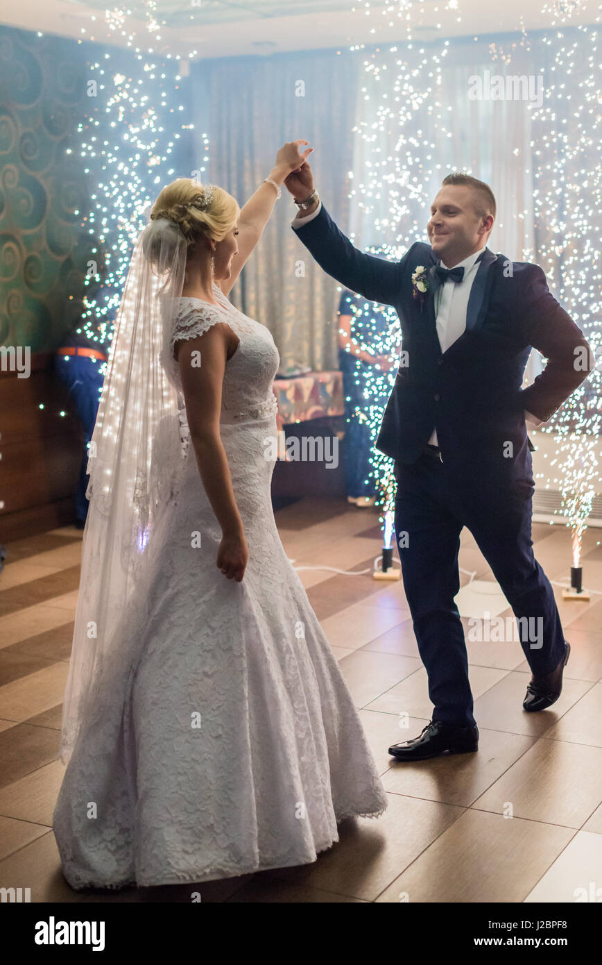 Wedding couple and their first dance Stock Photo - Alamy
