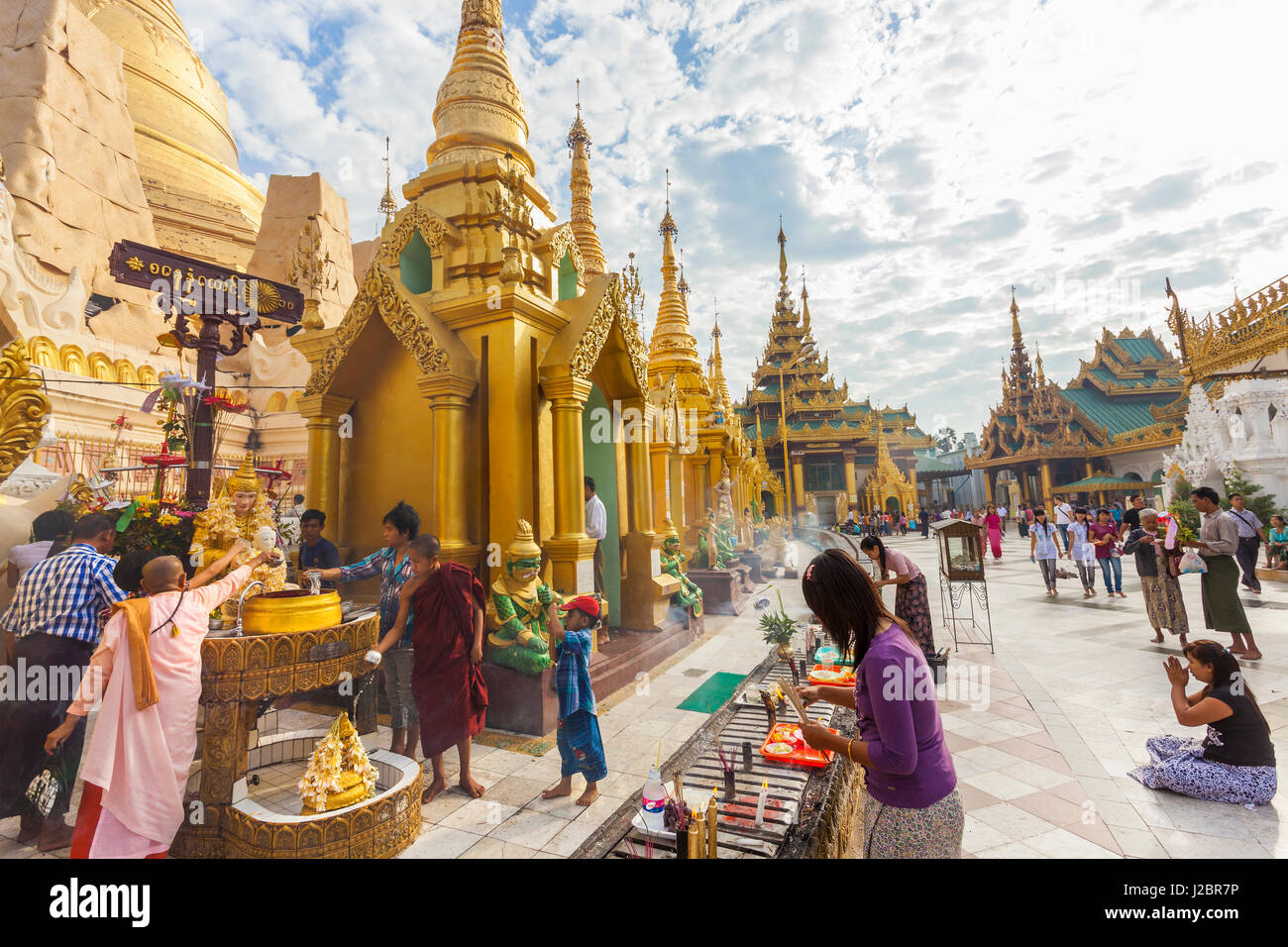 The great golden stupa, Shwedagon Paya (Shwe Dagon Pagoda), Yangon ...