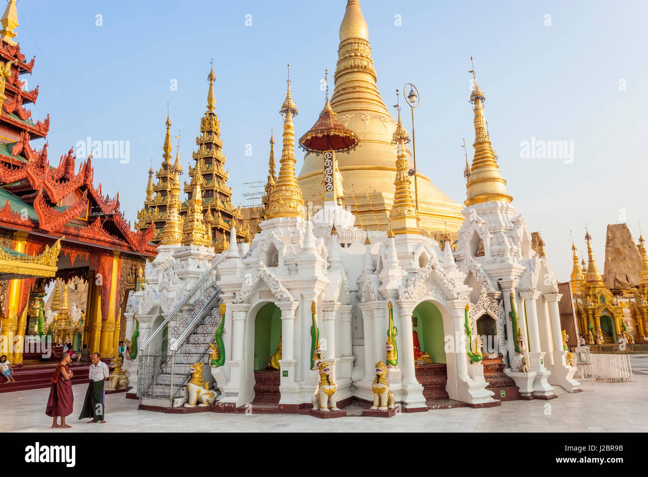 The great golden stupa, Shwedagon Paya (Shwe Dagon Pagoda), Yangon ...