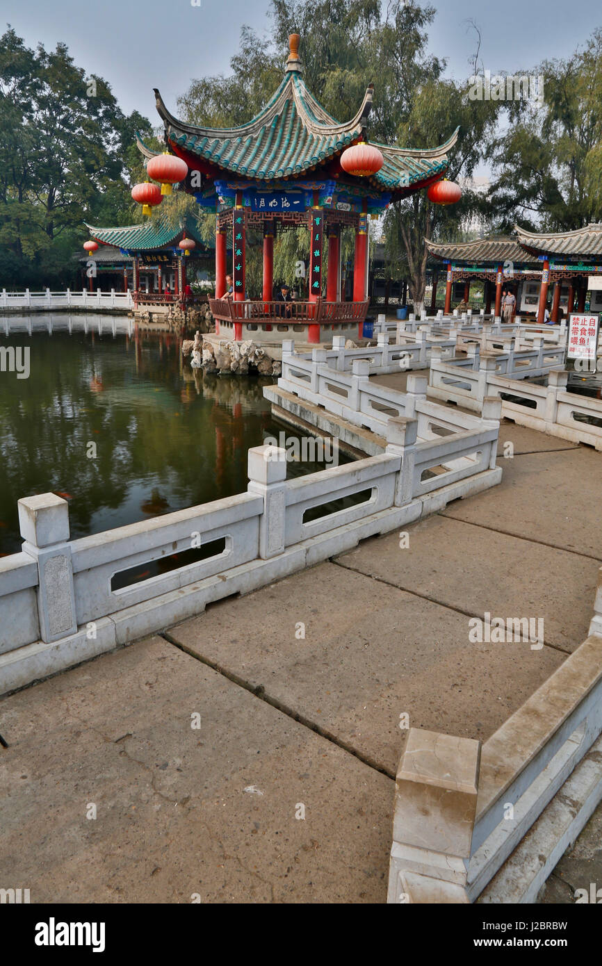 Visiting Green Lake Park and its many colorful buildings, Kunming China ...