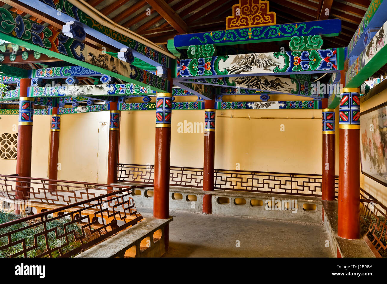 Visiting Green Lake Park and its many colorful buildings, Kunming China ...