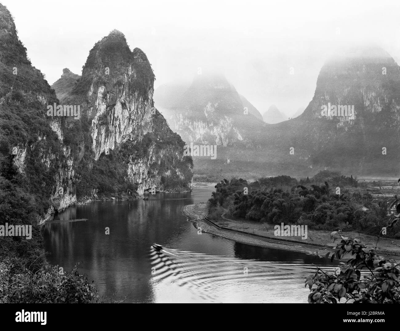 Li river boat Black and White Stock Photos & Images - Alamy