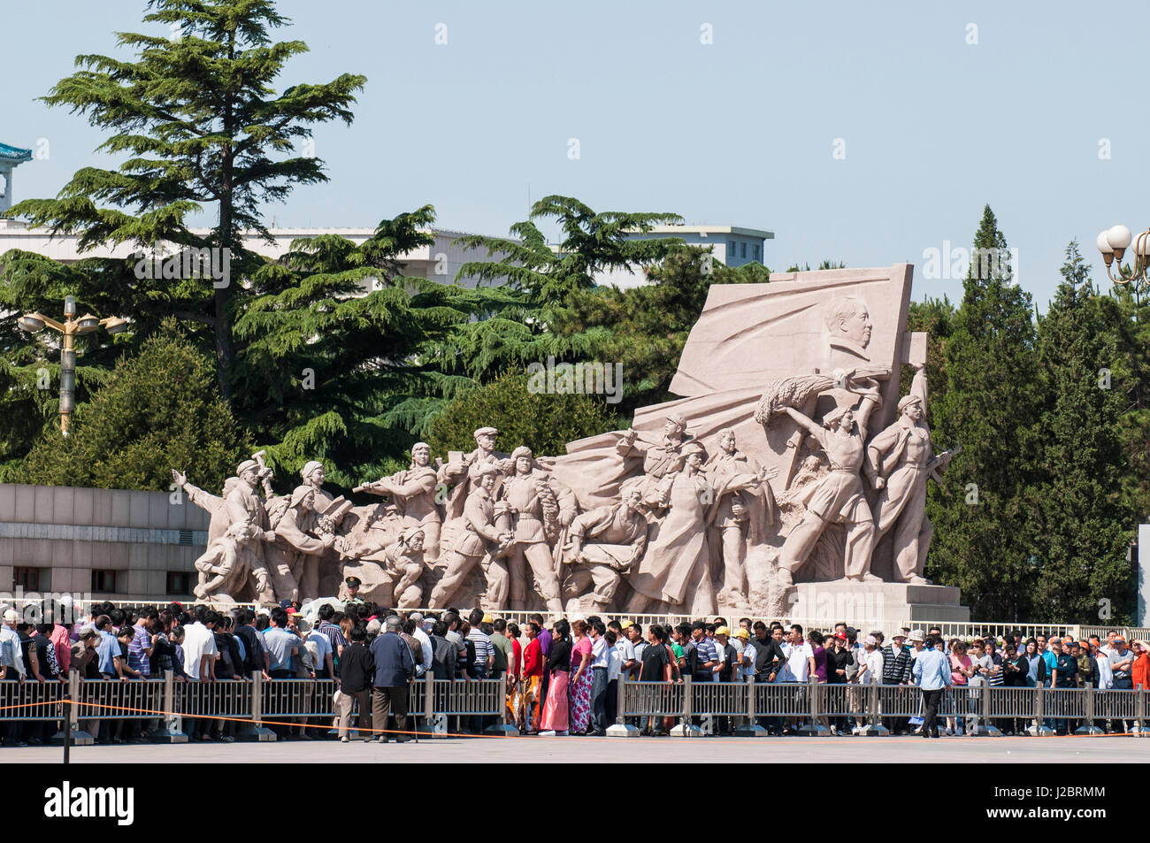 People lined up to visit Mao's tomb under the Workers Statue Tiananmen ...