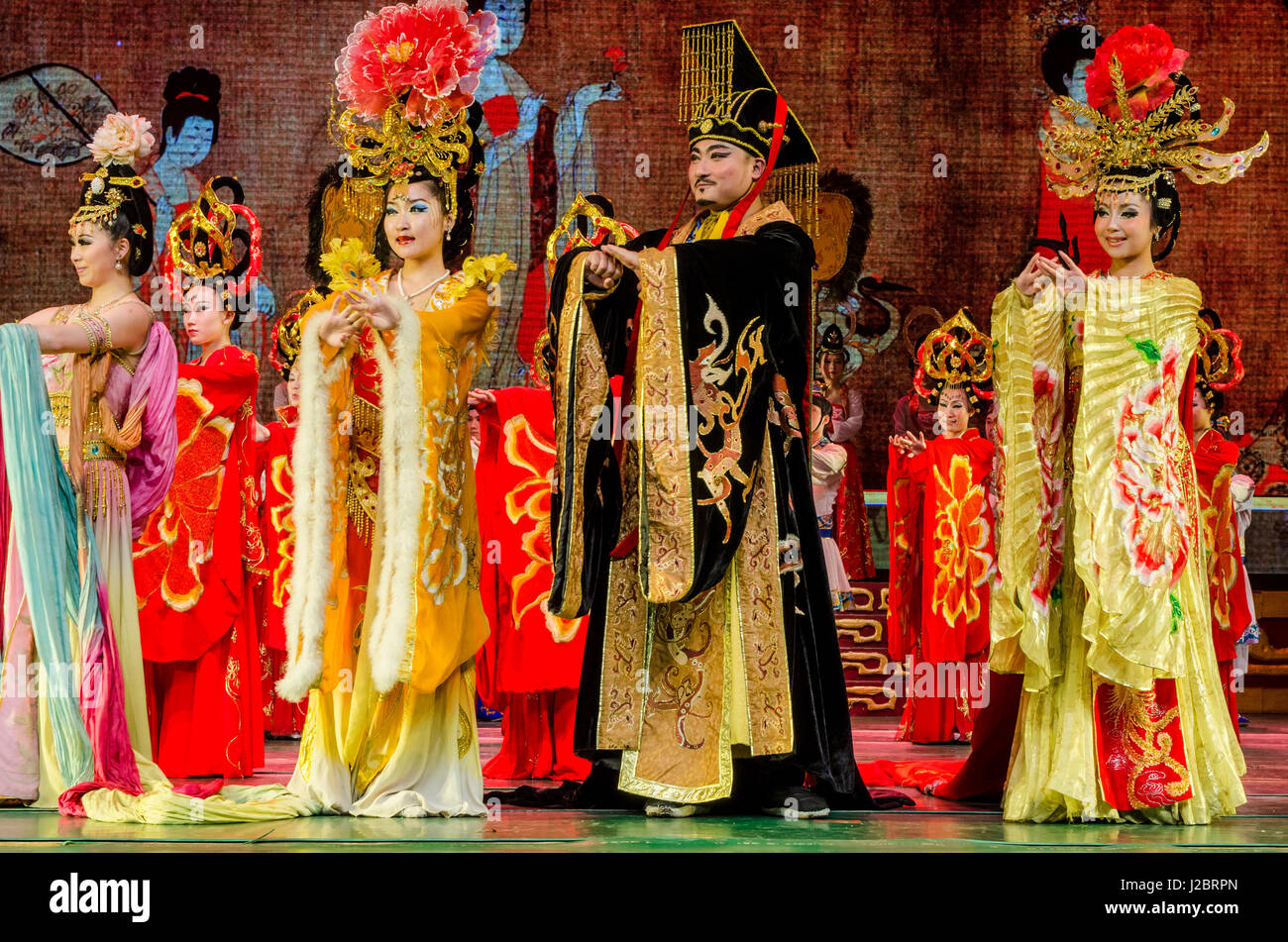Stage show hi-res stock photography and images - Alamy