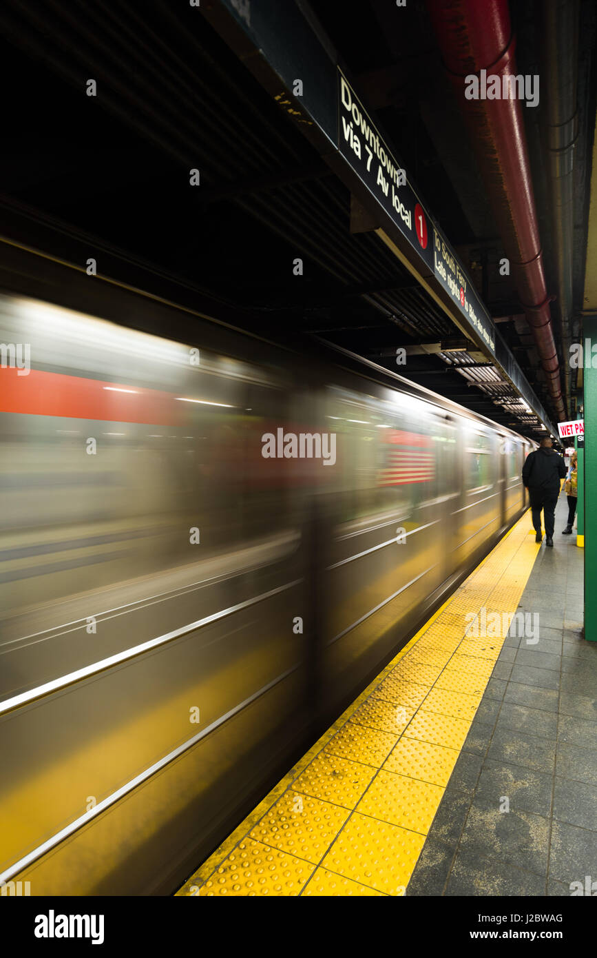 Subway Platform With Train & Commuters, New York Stock Photo - Alamy