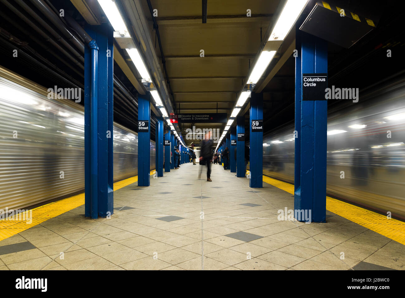 Manhattan trains hi-res stock photography and images - Alamy
