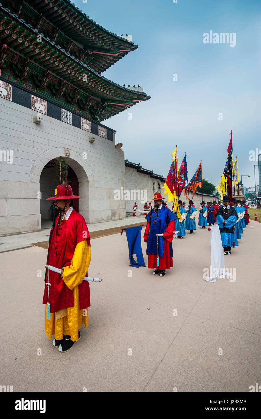 Ceremonial Changing of the Guard, Gyeongbokgung Palace, Seoul, South Korea Stock Photo - Alamy
