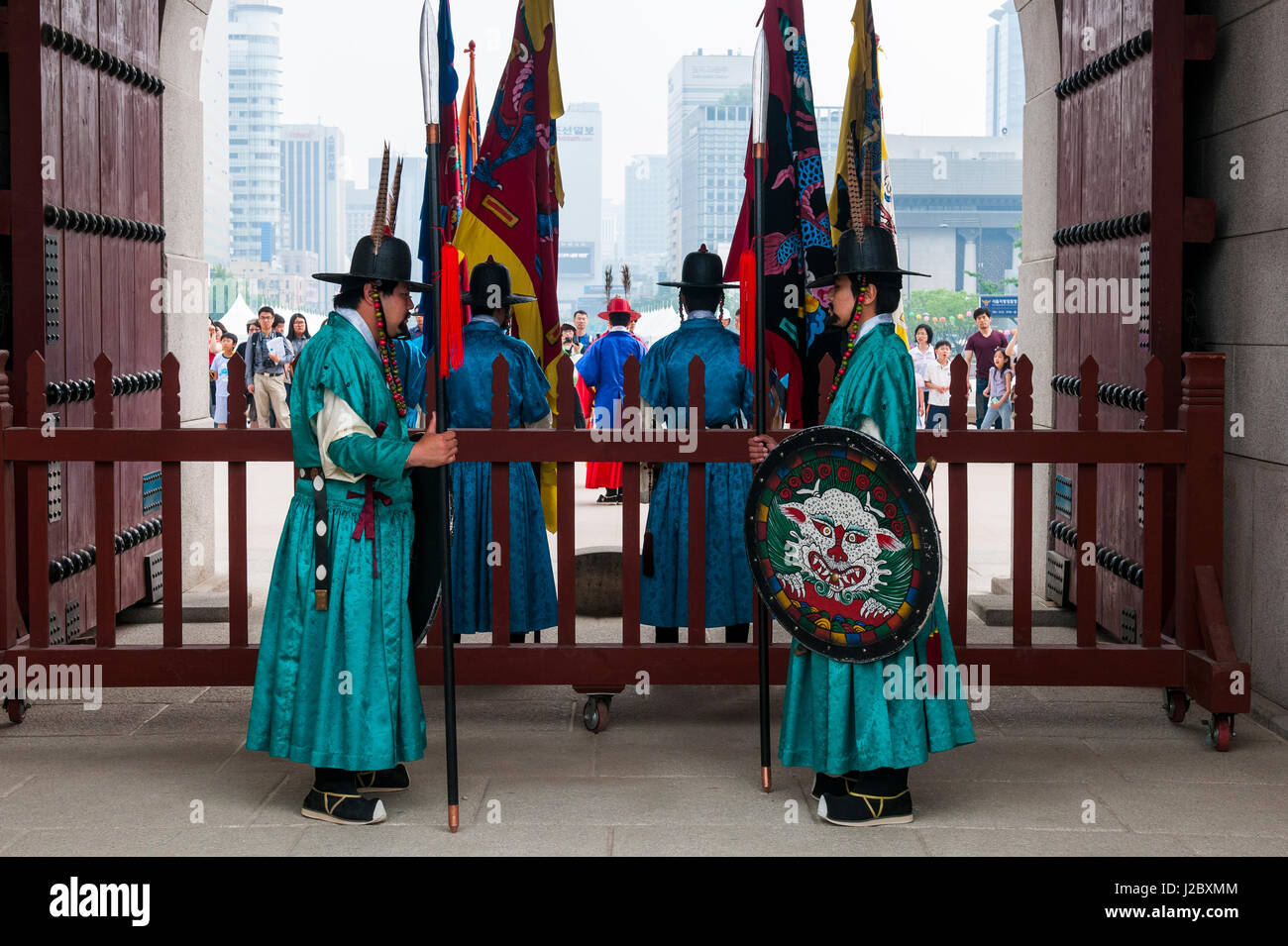 Ceremonial Changing of the Guard, Gyeongbokgung Palace, Seoul, South Korea Stock Photo - Alamy