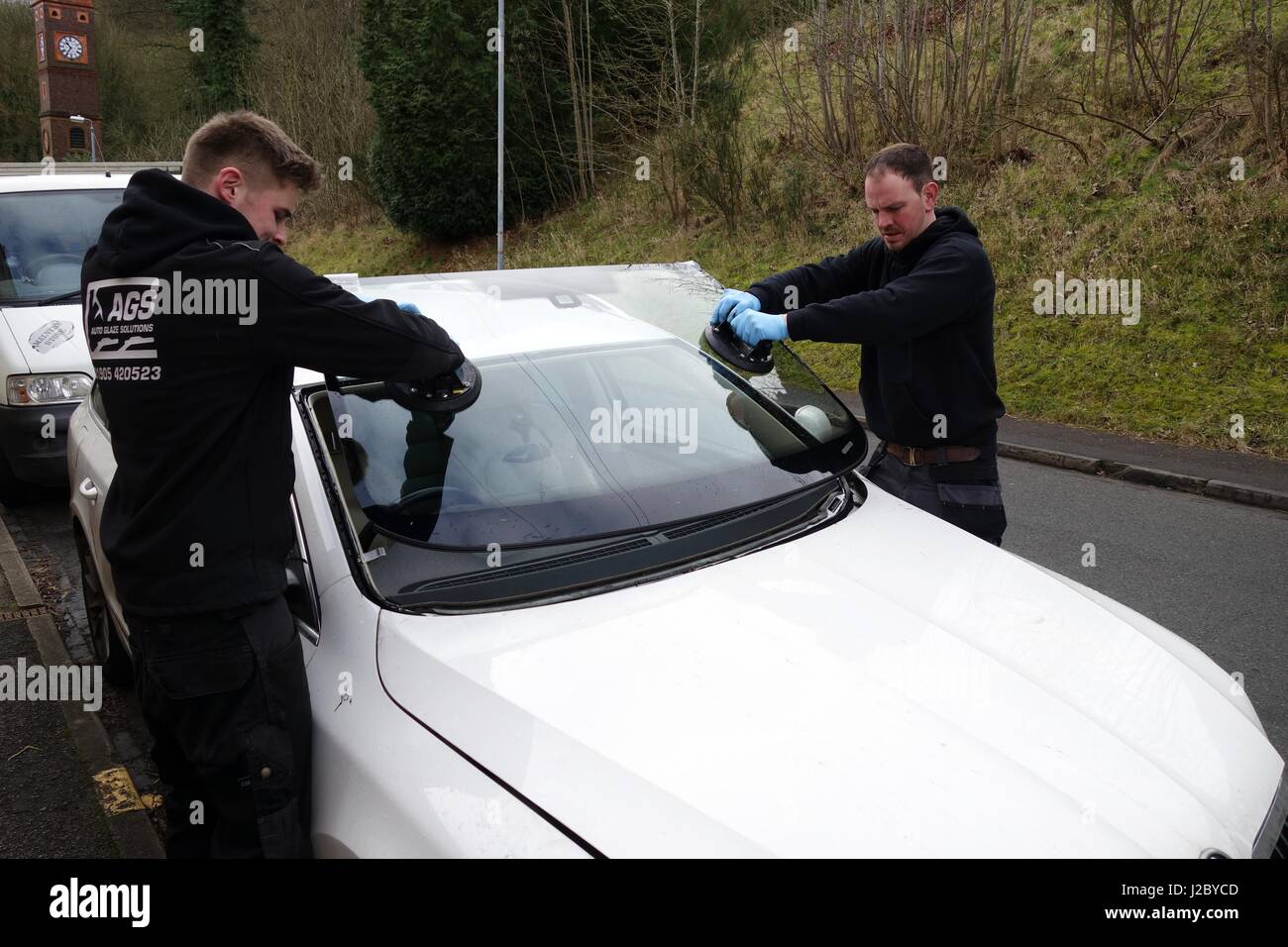 fitting a new windscreen Stock Photo - Alamy