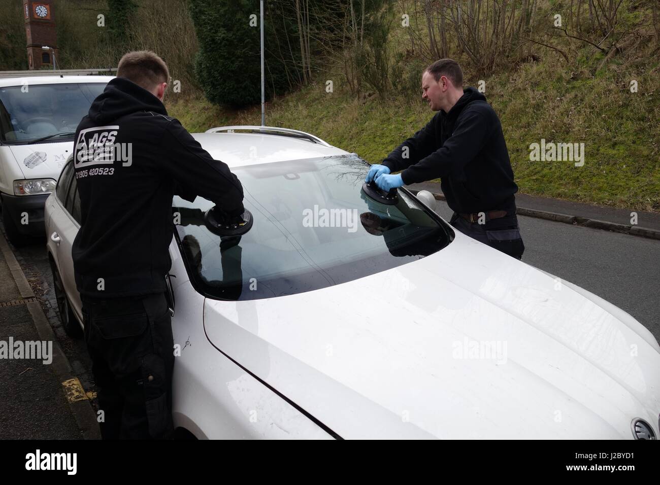 Fitting new windscreen hi-res stock photography and images - Alamy