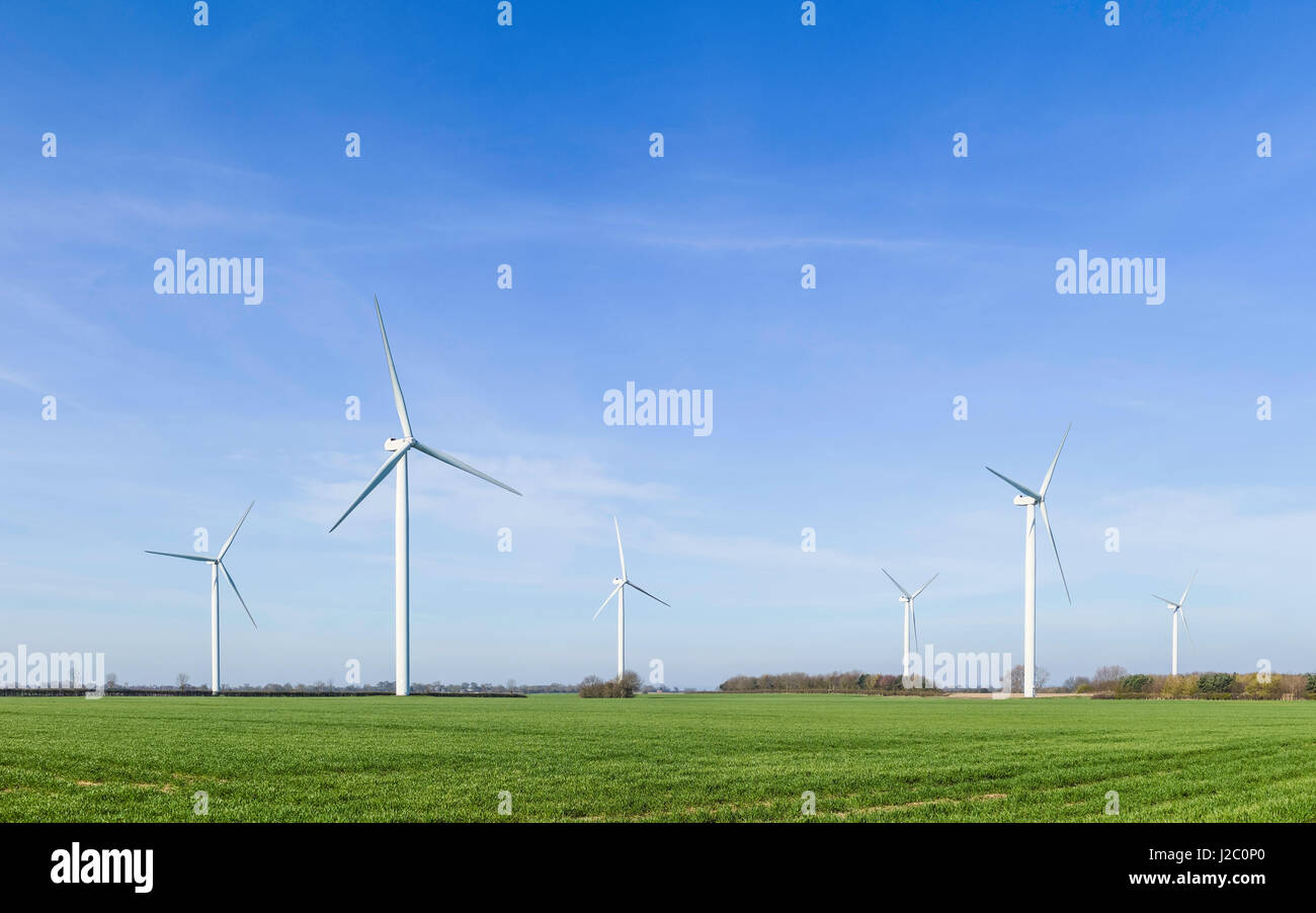 Beverley, Yorkshire, UK. Modern wind turbines in wheat ‪field on a fine ...