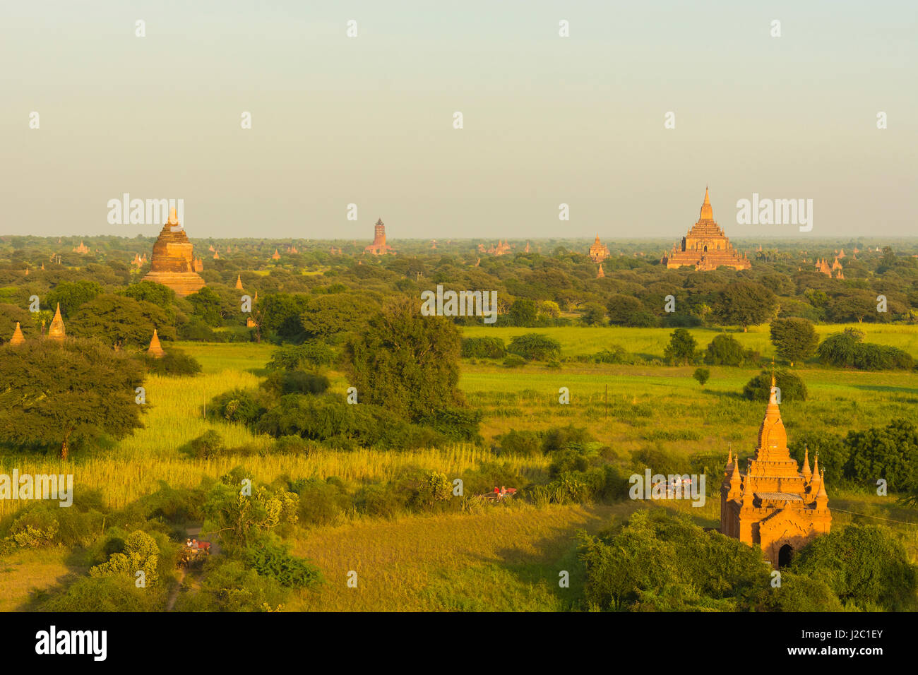 Bagan temple late afternoon light hi-res stock photography and images ...