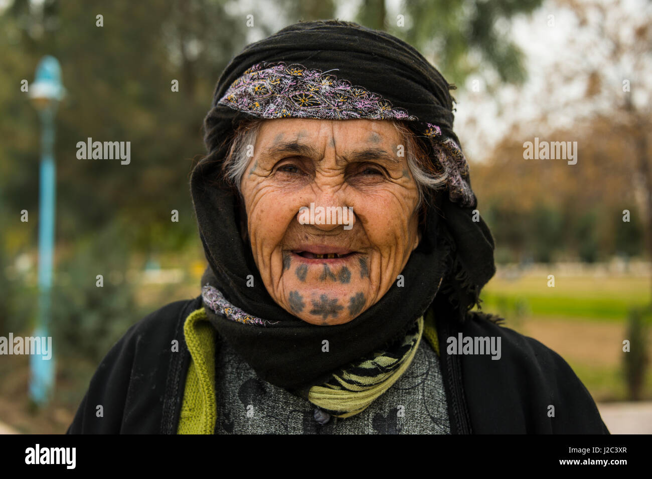 Kurdish old woman kurdistan iraq hi-res stock photography and images ...