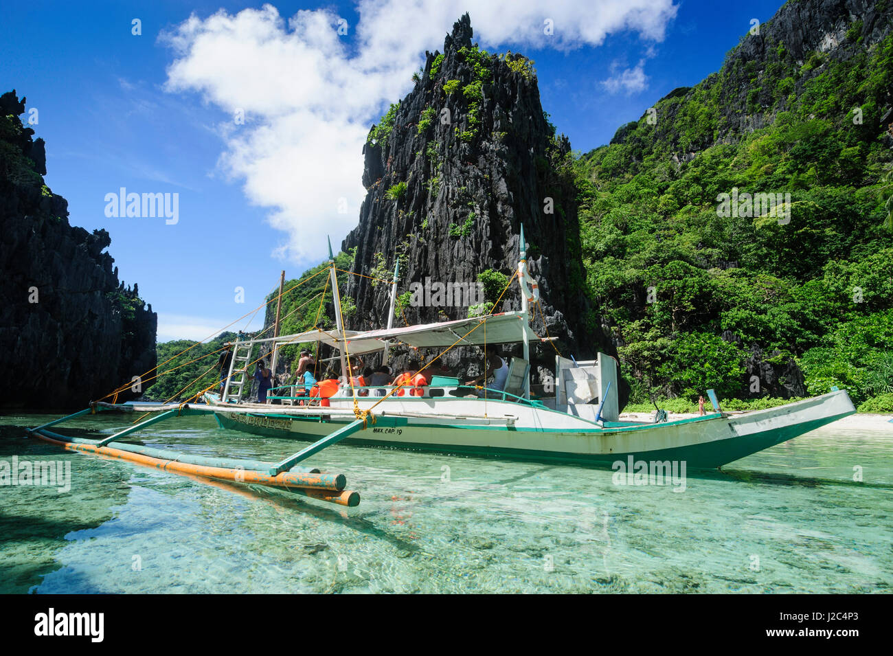 Clear water in the Bacuit Archipelago, Palawan, Philippines Stock Photo ...