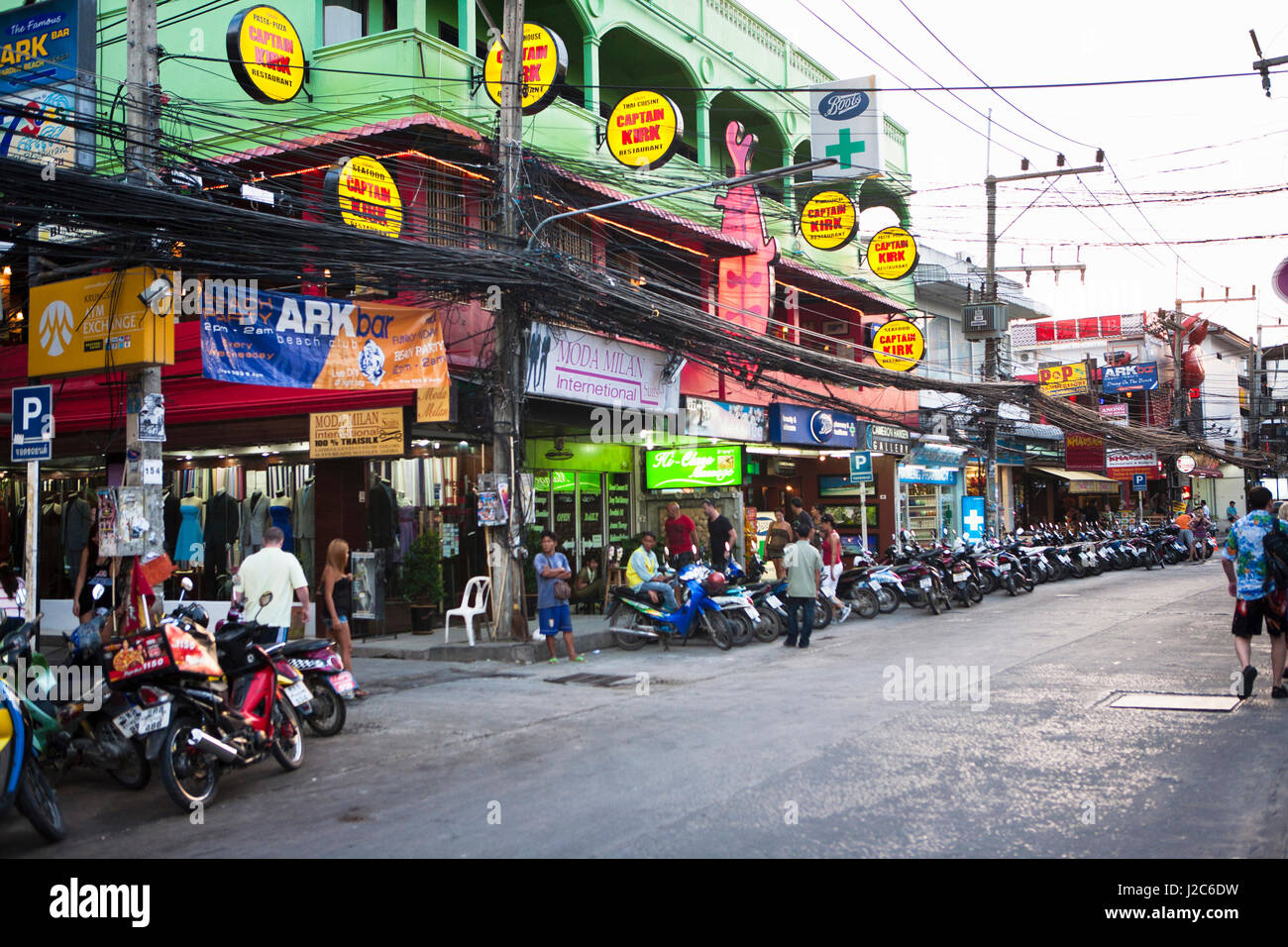 Downtown street life in the city of Chaweng on Ko Samui, Thailand Stock ...