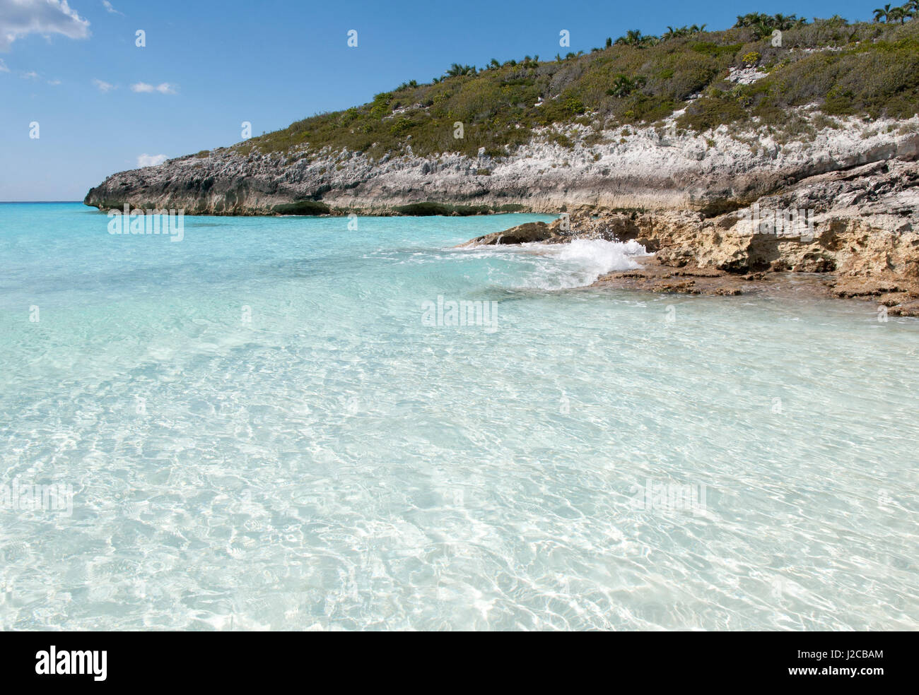 The crystal clear water on uninhabited island Half Moon Cay beach ...