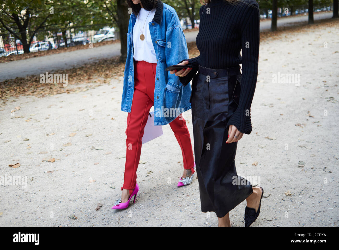 Women walking in high heels hi-res stock photography and images - Alamy