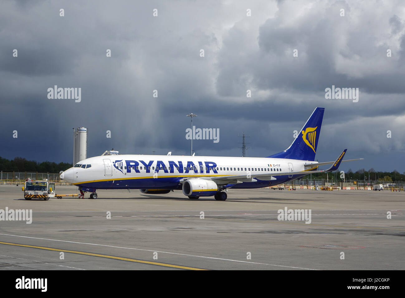 Ryan air airplane apron hi-res stock photography and images - Alamy