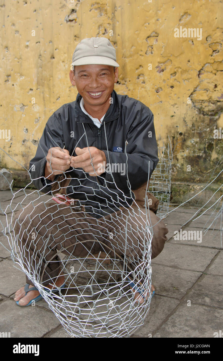 Vietnam man weaving a basket out metal hi-res stock photography and ...