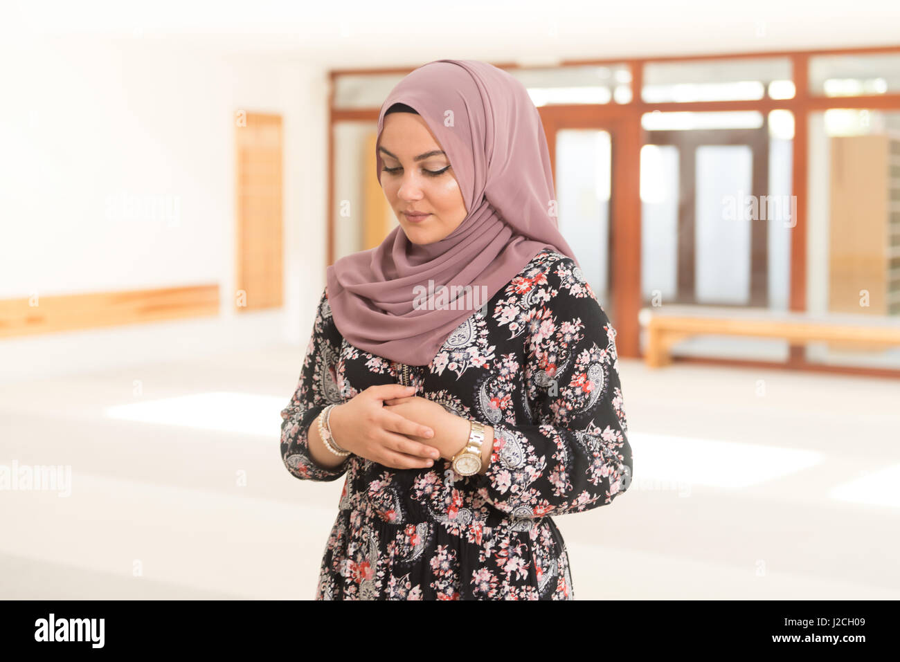Ramadan woman prayer hi-res stock photography and images - Alamy
