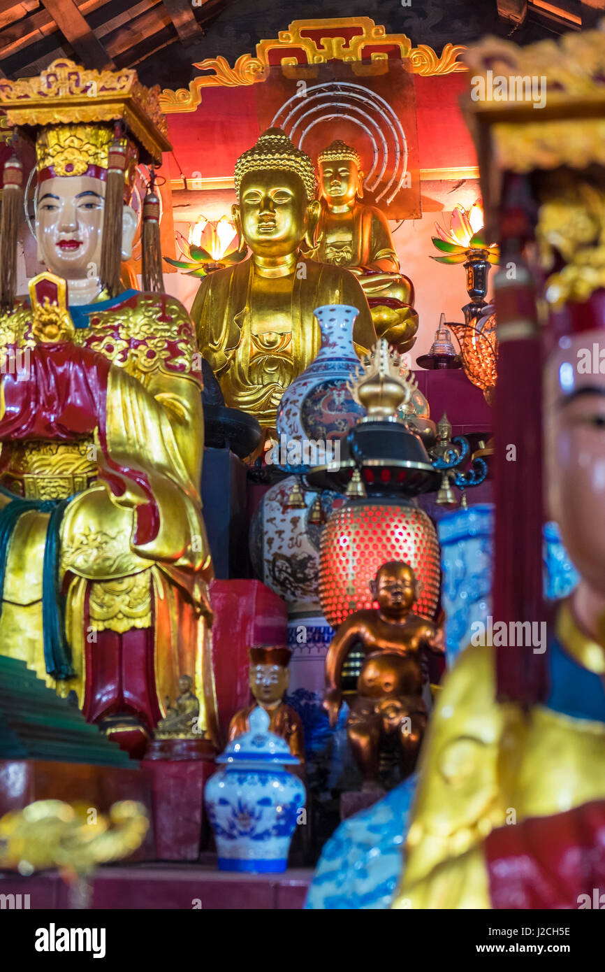 Altar in the temple hi-res stock photography and images - Alamy