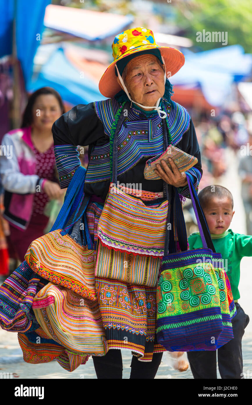 Flower Hmong tribes woman returning home from market, Bac Ha, Vietnam ...