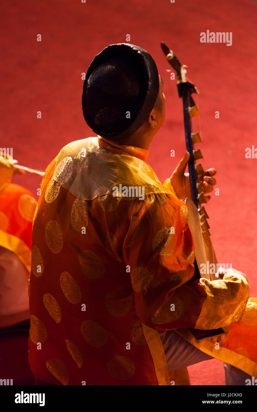 Vietnam royal music and dance hi-res stock photography and images - Alamy
