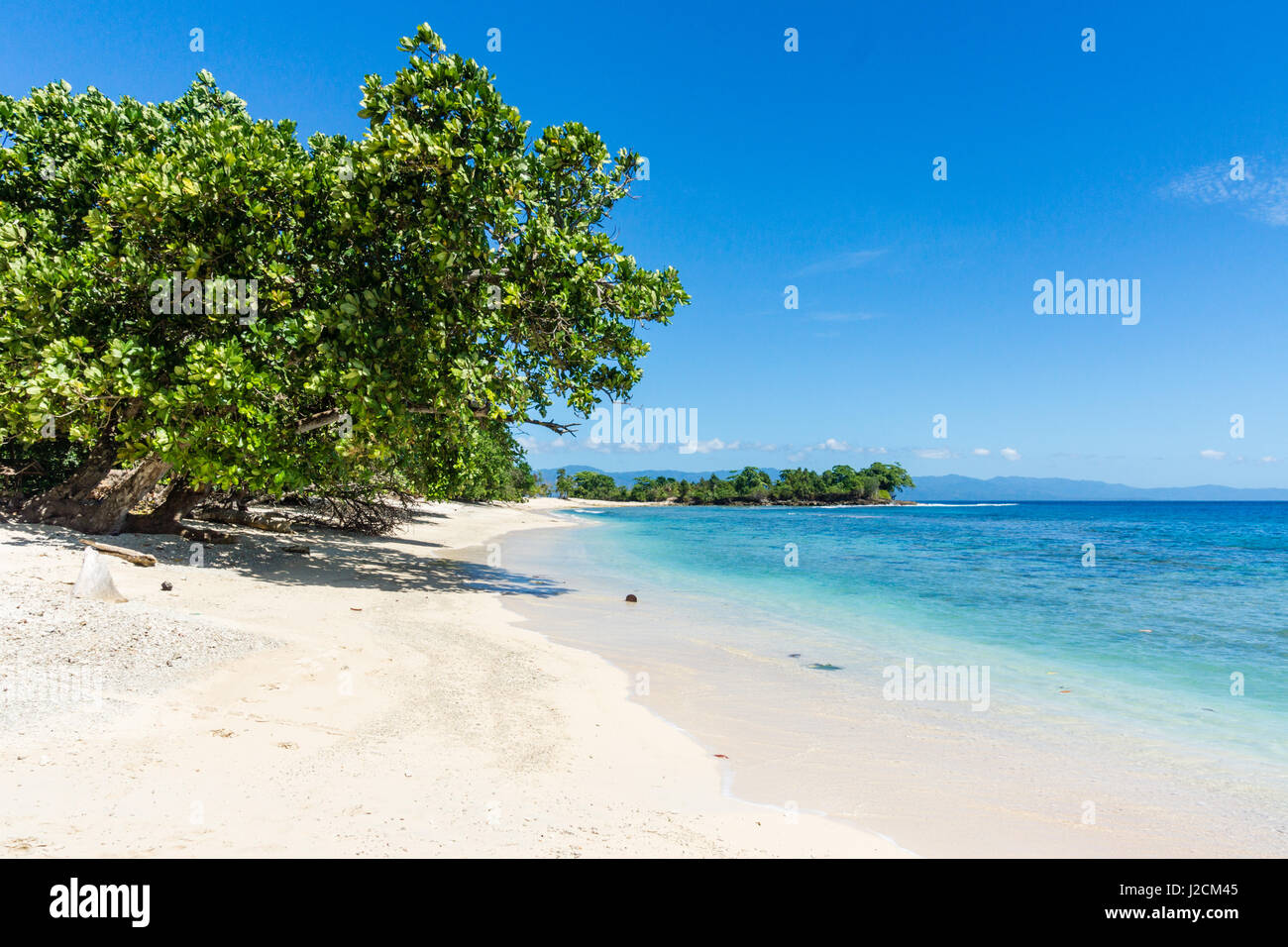 Indonesia, Maluku Utara, Kabupaten Halmahera Utara, sandy beach under ...