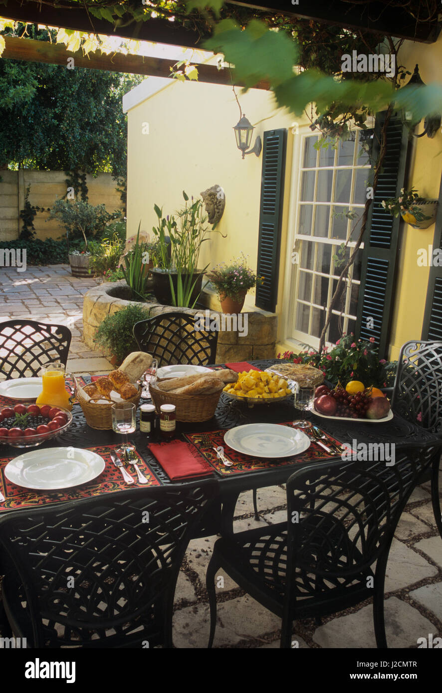 Set table on patio Stock Photo - Alamy