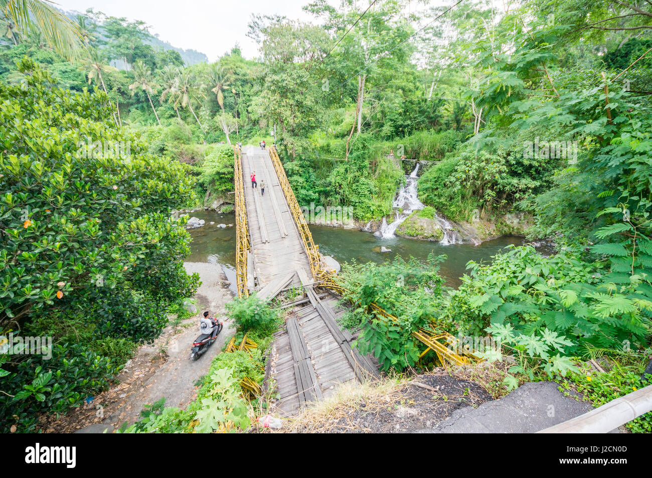 Collapsed bridge hi-res stock photography and images - Alamy