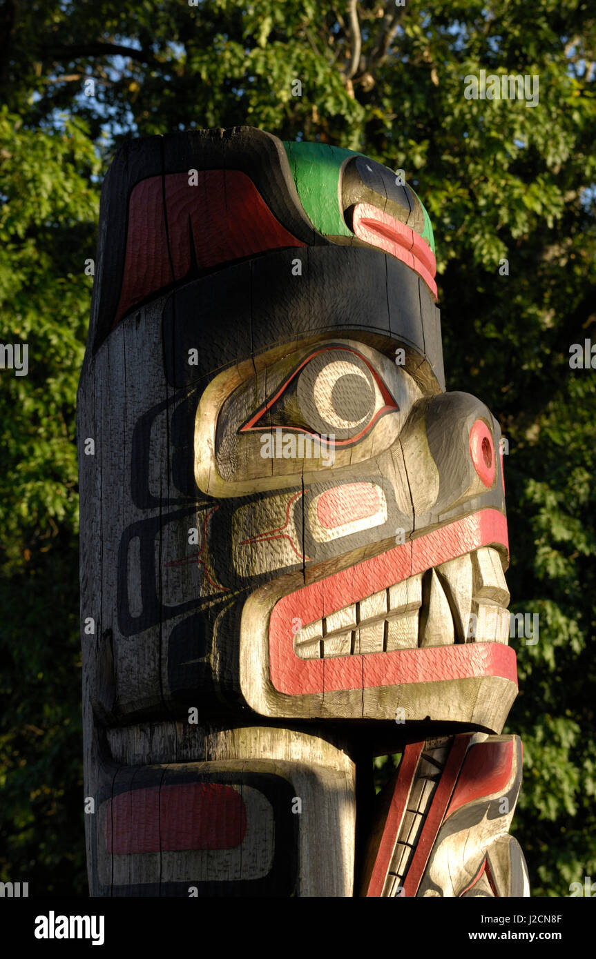 Totem Pole Native American Bear High Resolution Stock Photography and ...