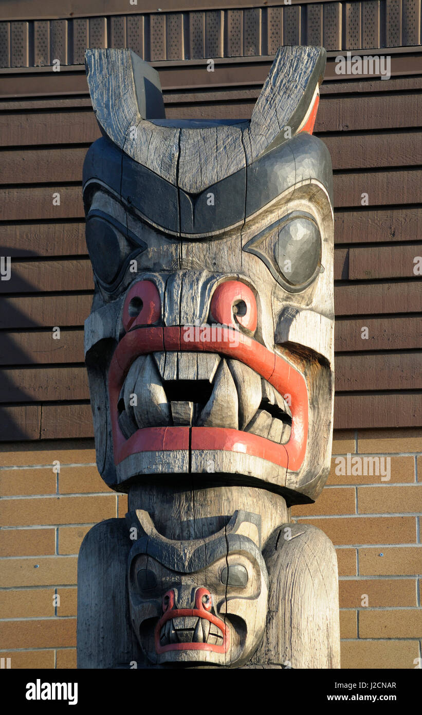 Totem pole native american bear hi-res stock photography and images - Alamy