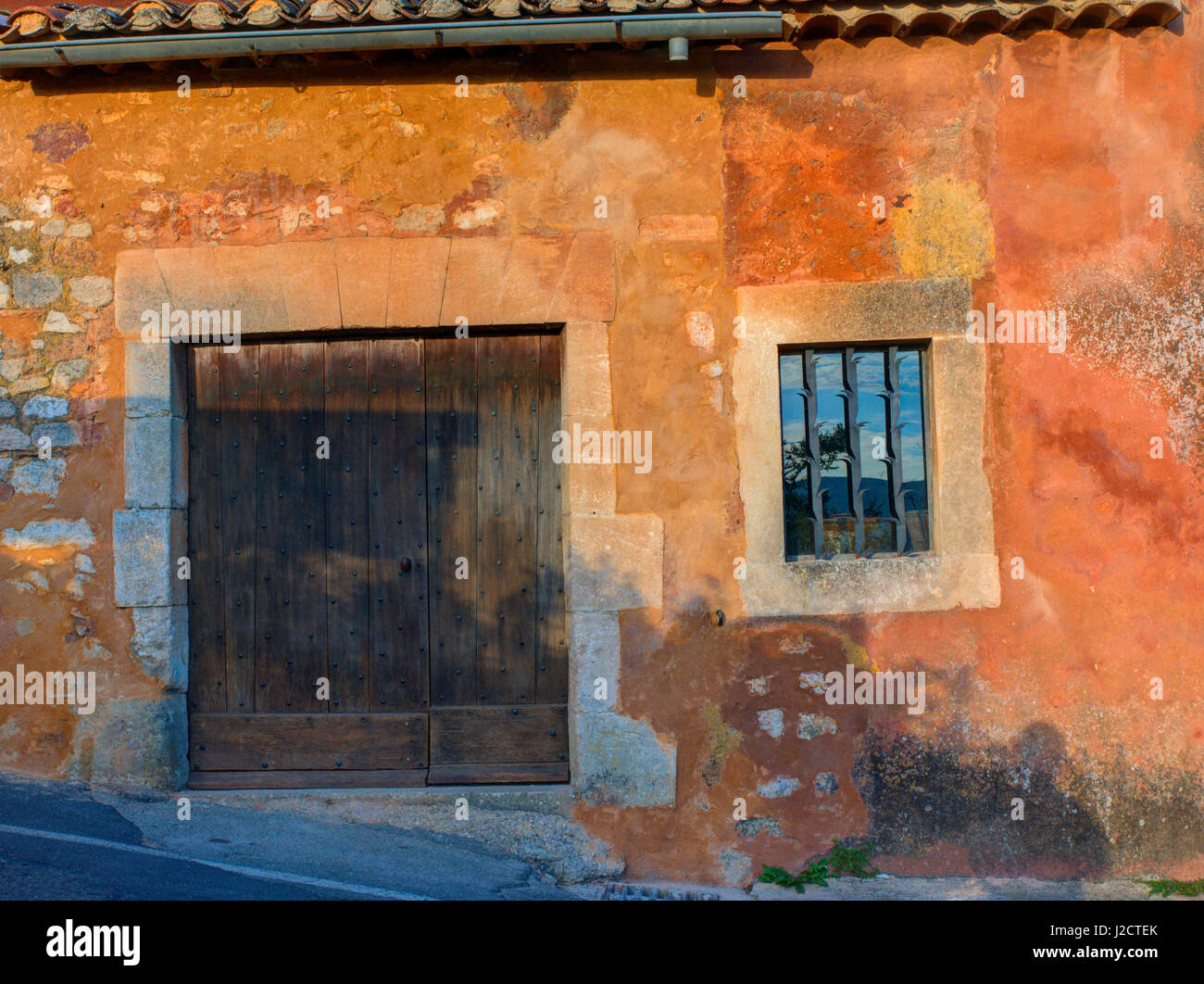 France, Provence, Roussillon, Town scene of colorful French hillside ...