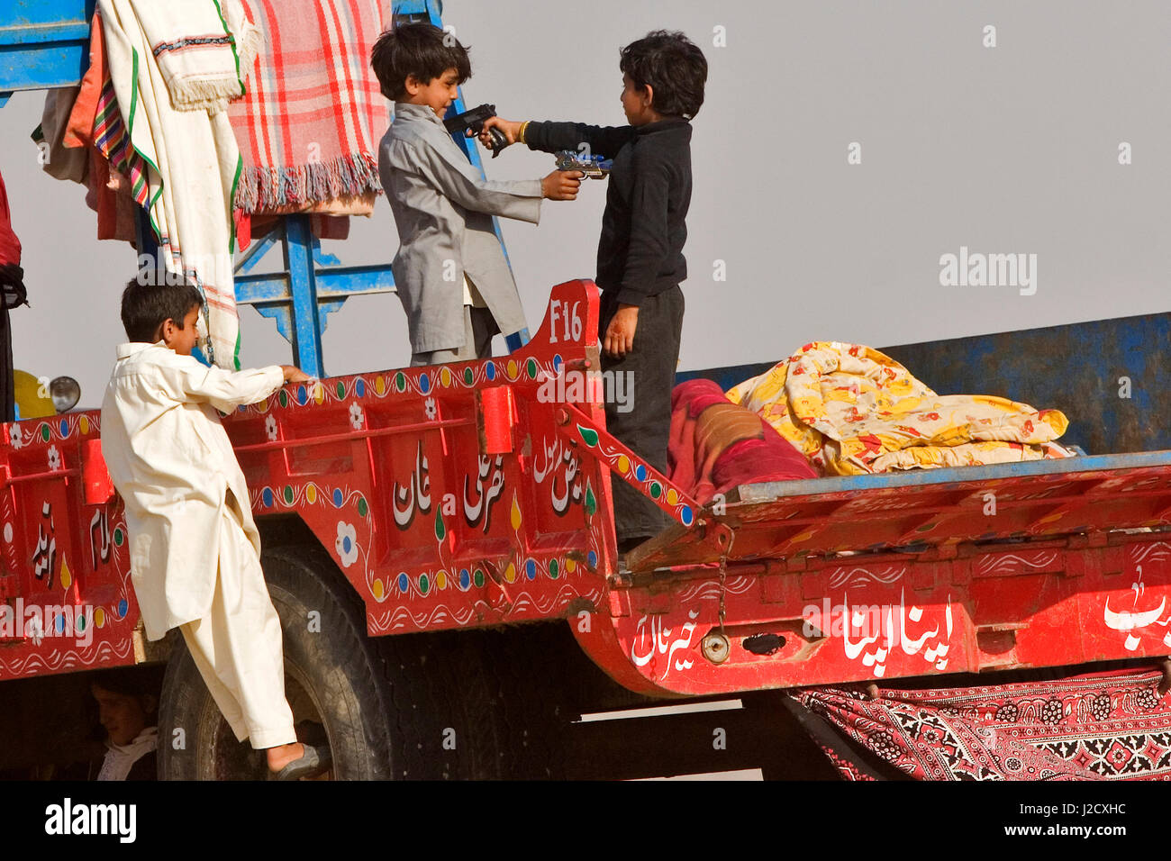 Children playing at Channan Peer festival in Cholistan, Bahawalpur ...