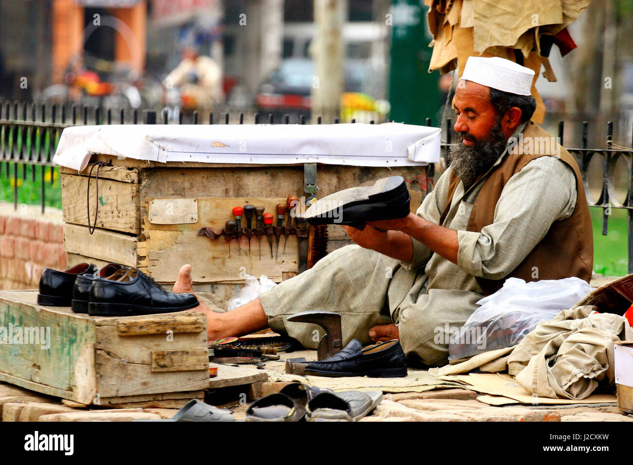 Portrait of a local cobbler in Lahore Stock Photo - Alamy