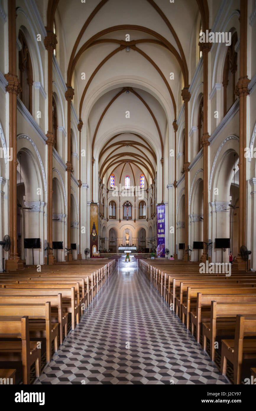 Interior notre dame cathedral ho hi-res stock photography and images ...