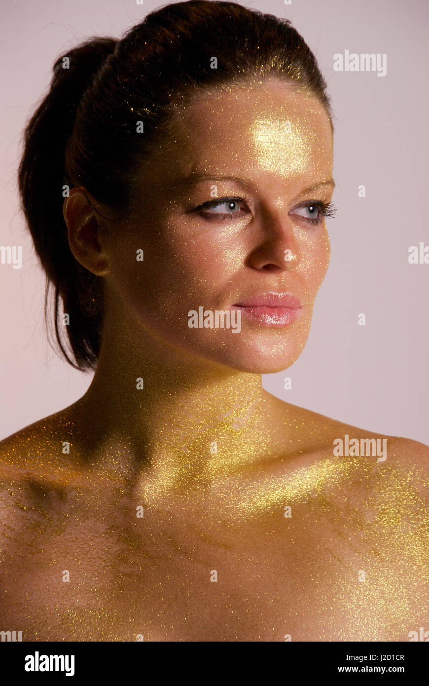 Gold body paint hi-res stock photography and images - Alamy