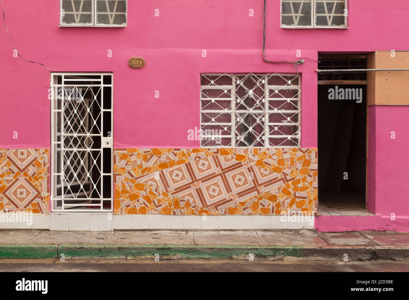 Cuba, Havana. Hot pink is the new wall color on a city building Stock ...