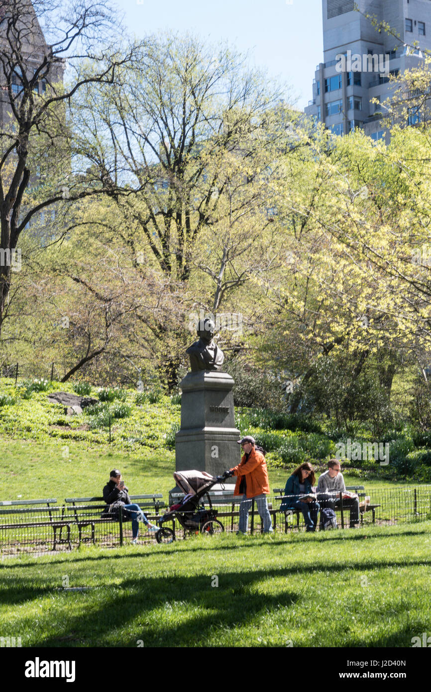 Thomas moore statue hi-res stock photography and images - Alamy