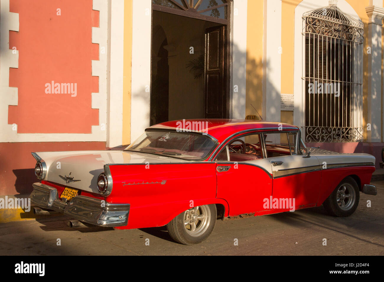 Classic car colonial mansion hi-res stock photography and images - Alamy