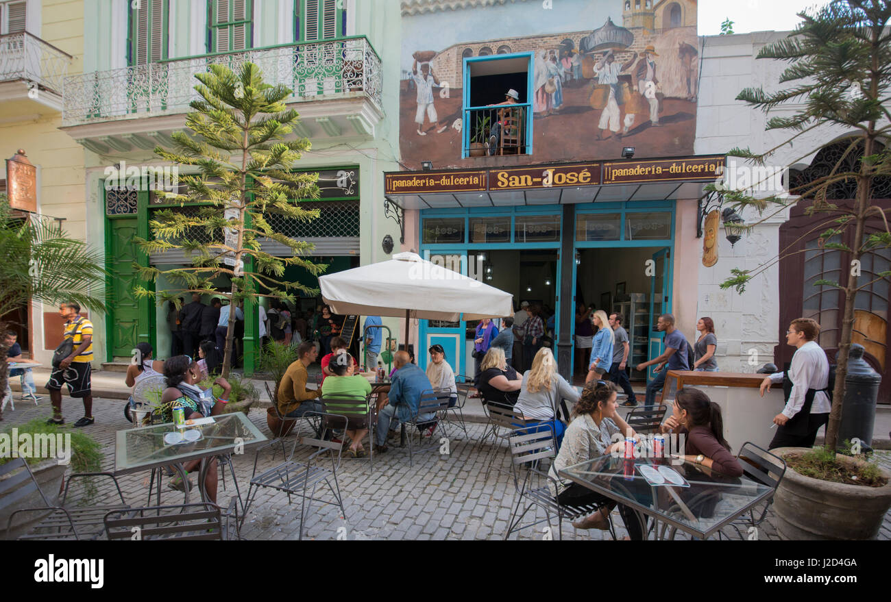 Cuba, Havana, outdoor dining at restaurants in plaza. Old Havana (La ...