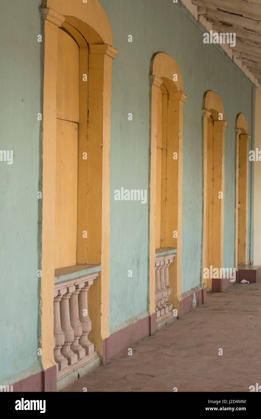 Yellow doors colonial porch the hi-res stock photography and images - Alamy