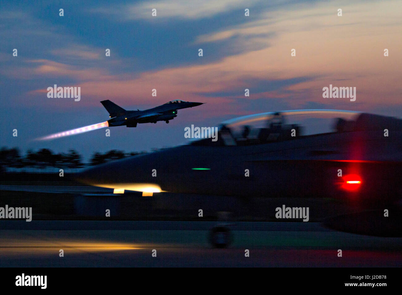F 16 night take off hi-res stock photography and images - Alamy